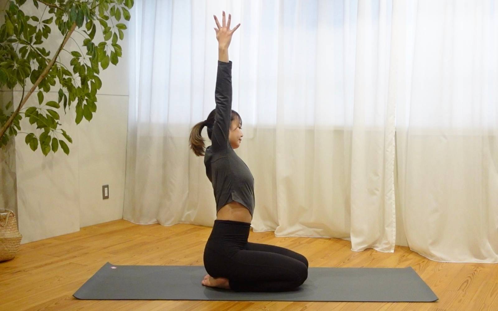 【肩こり・首こりがすっきり！】ある部分を回すだけ！上半身をゆるめ呼吸も深まるぐるぐるストレッチ | ヨガジャーナルオンライン