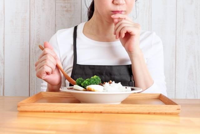 いつものカレーにオートミールを入れるだけ。血糖値スパイクが防げる理由を管理栄養士が解説 | ヨガジャーナルオンライン